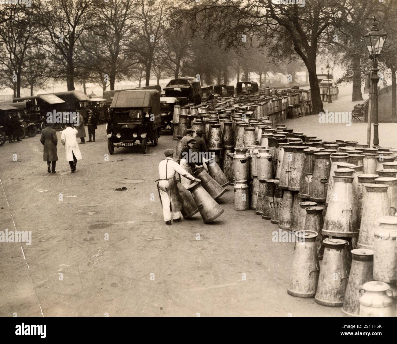 General strike in England 1926. In Hyde Park was the storage of food ...
