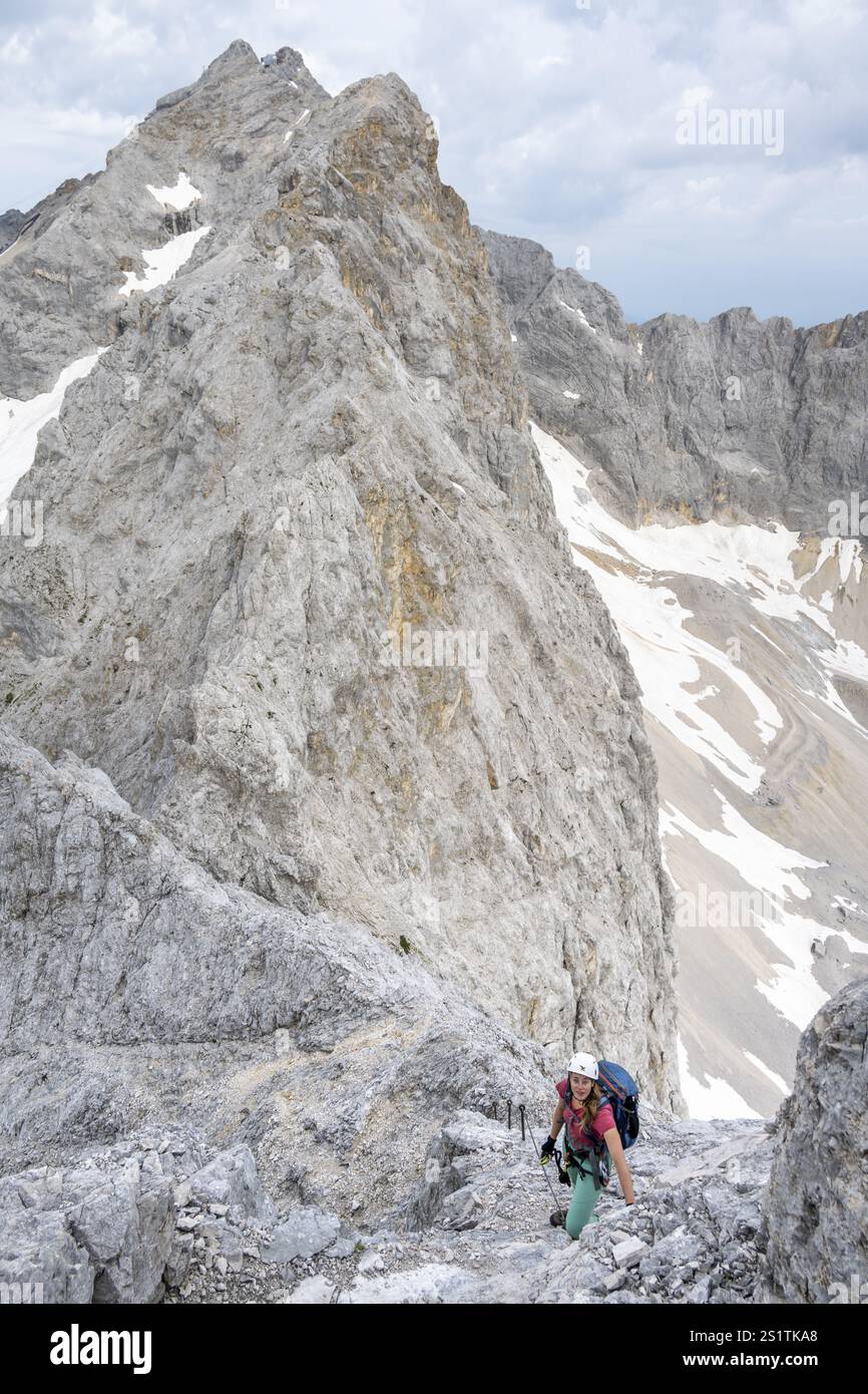 Mountaineer on the Jubilaeumsgrat between Zugspitze and Alpspitze, high ...