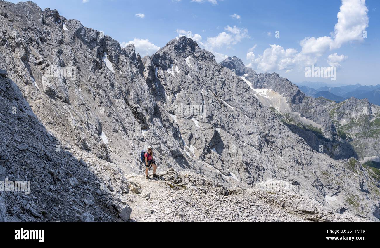 Mountaineer on the Jubilaeumsgrat between Zugspitze and Alpspitze, high ...