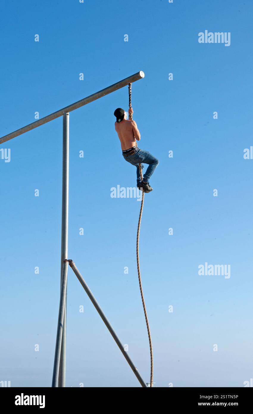 L ropes hi-res stock photography and images - Alamy