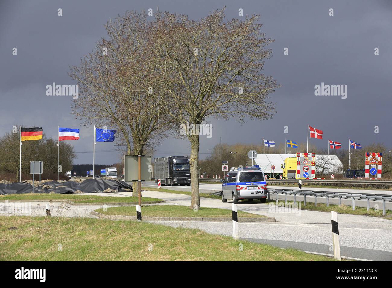 Ellund border crossing between Germany and Denmark on the A7 motorway ...