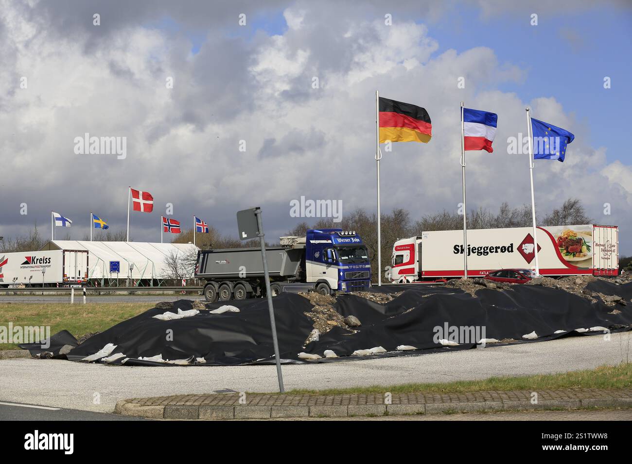 Ellund border crossing between Germany and Denmark on the A7 motorway ...