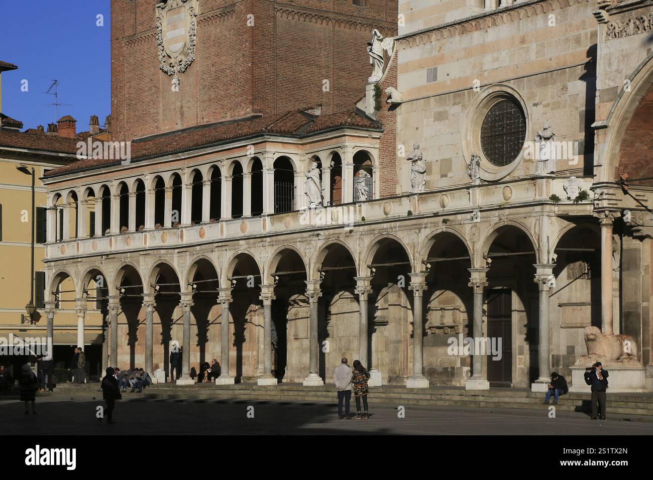 Romanesque arcades on the main facade, Cremona Cathedral, Cattedrale di ...