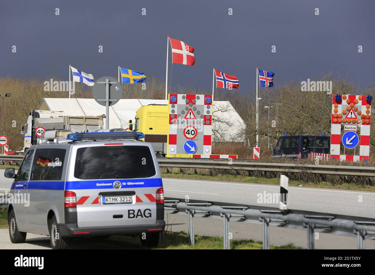 Ellund border crossing between Germany and Denmark on the A7 motorway ...