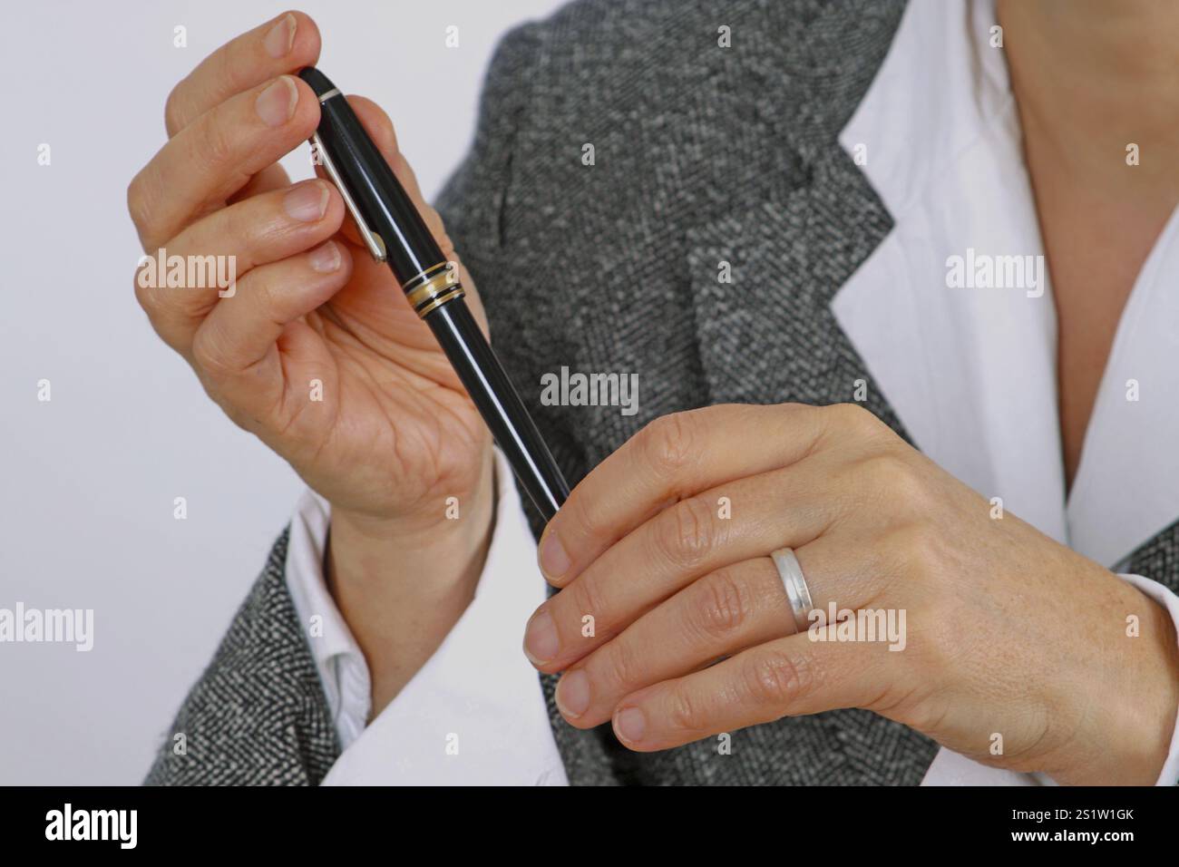 Woman's hand holding a biro Stock Photo - Alamy