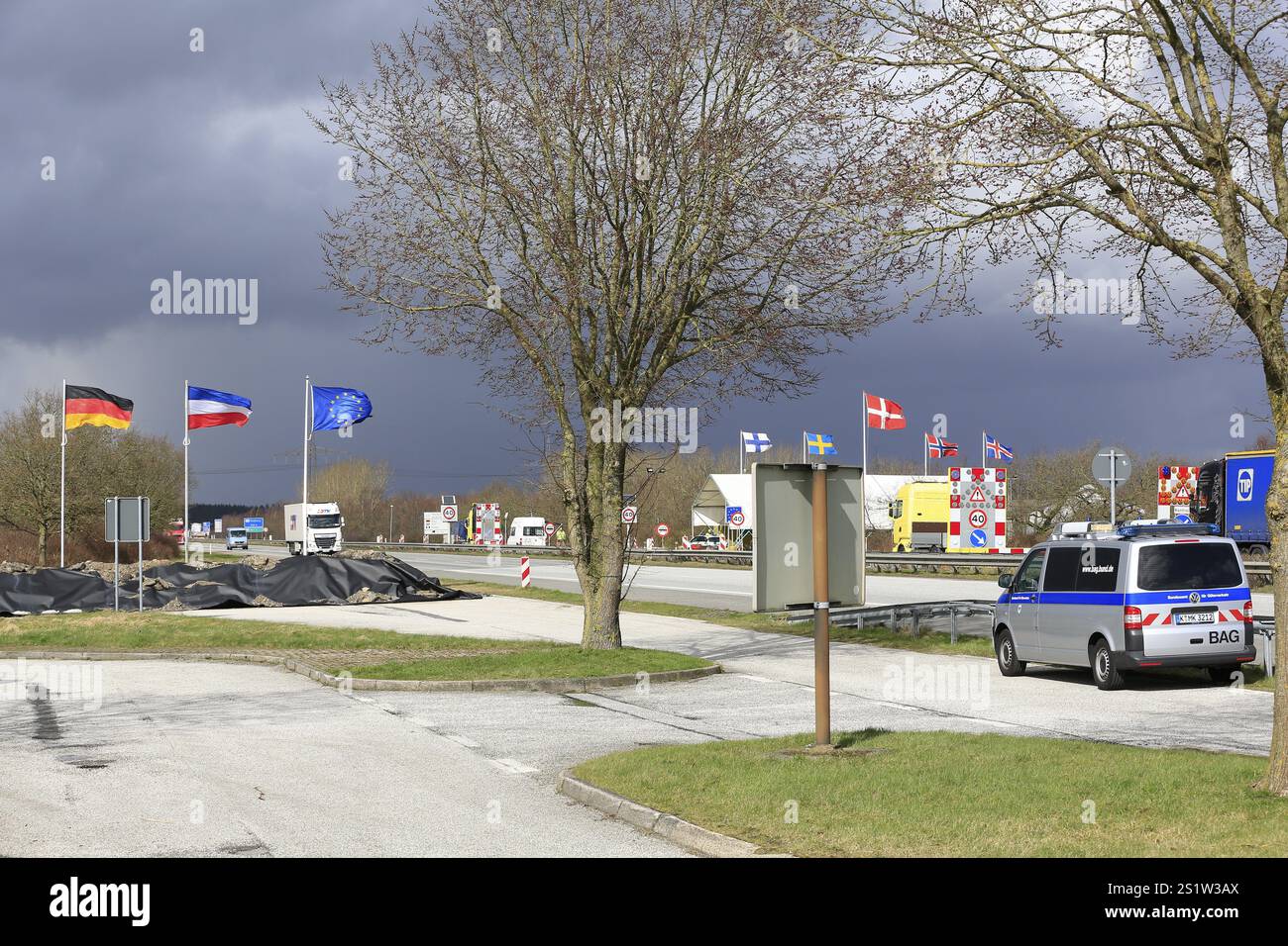 Ellund border crossing between Germany and Denmark on the A7 motorway ...