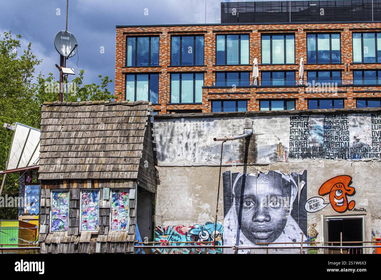 Berlin houses facade with graffiti. House with Graffiti in Berlin Stock ...