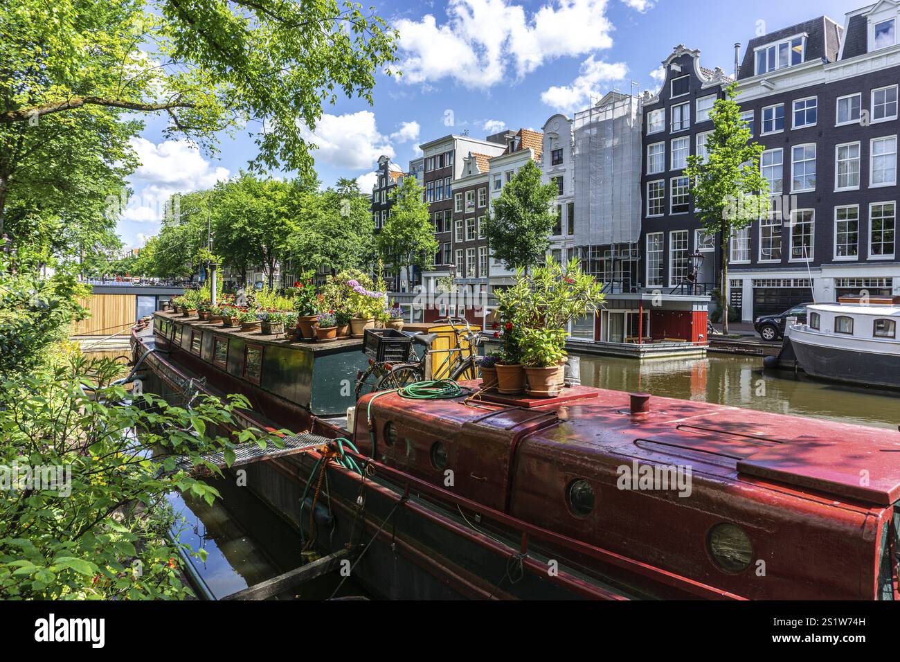 Houseboats in Amsterdam in summertime with beautiful houses in the ...