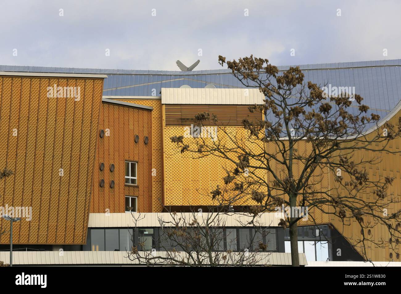 Golden facade cladding for the Berlin Philharmonic Concert Hall by ...