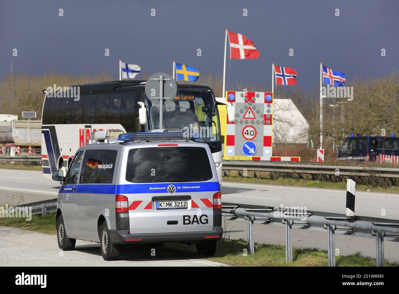 Ellund border crossing between Germany and Denmark on the A7 motorway ...