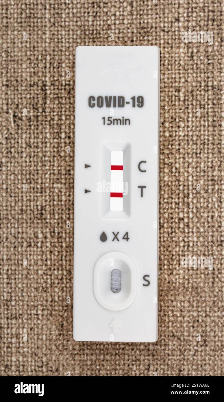 Covid 19-Selbsttest zeigt positive Infektion Stock Photo - Alamy