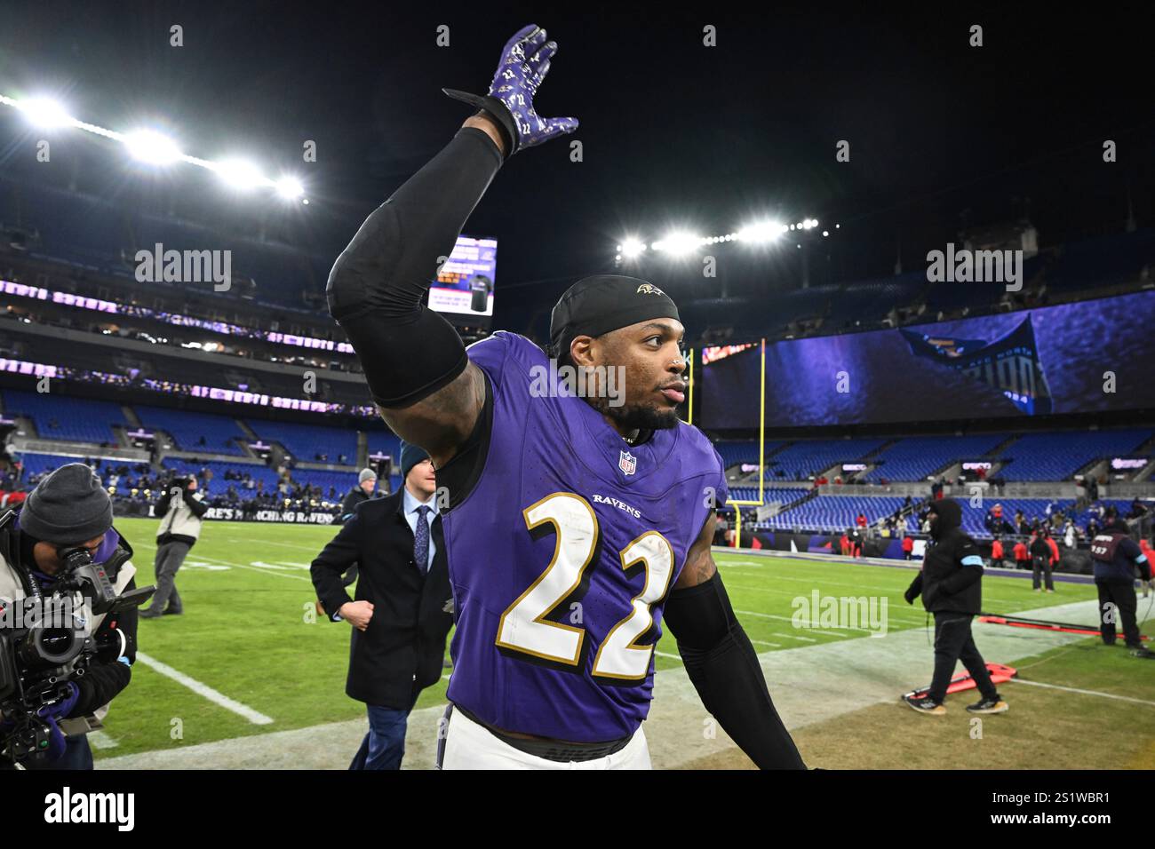 Baltimore Ravens running back Derrick Henry (22) waves to the crowd ...