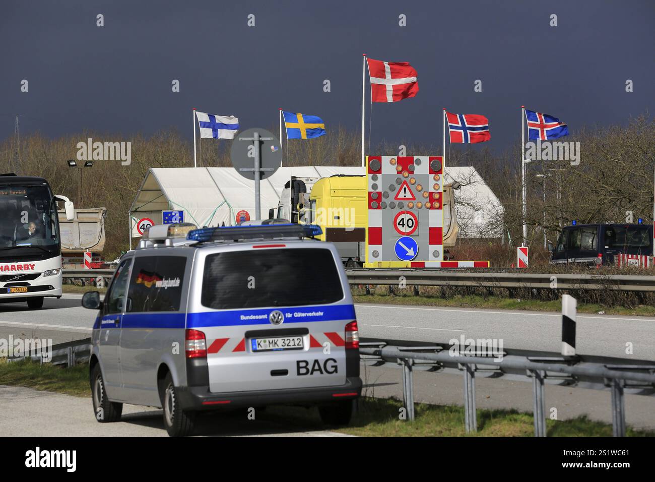 Ellund border crossing between Germany and Denmark on the A7 motorway ...