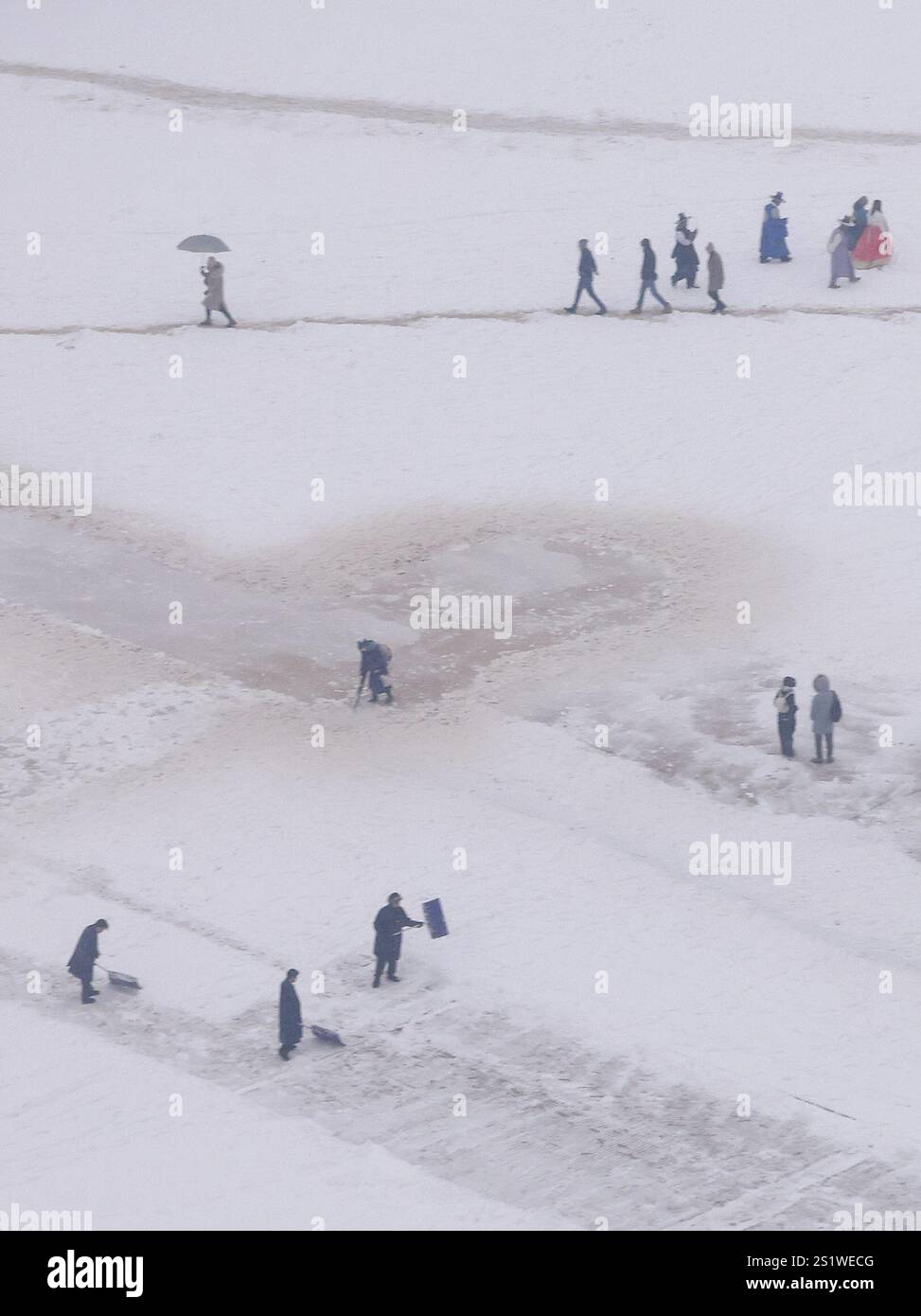 05th Jan, 2025. Heavy snow blankets greater Seoul Officials clear snow ...