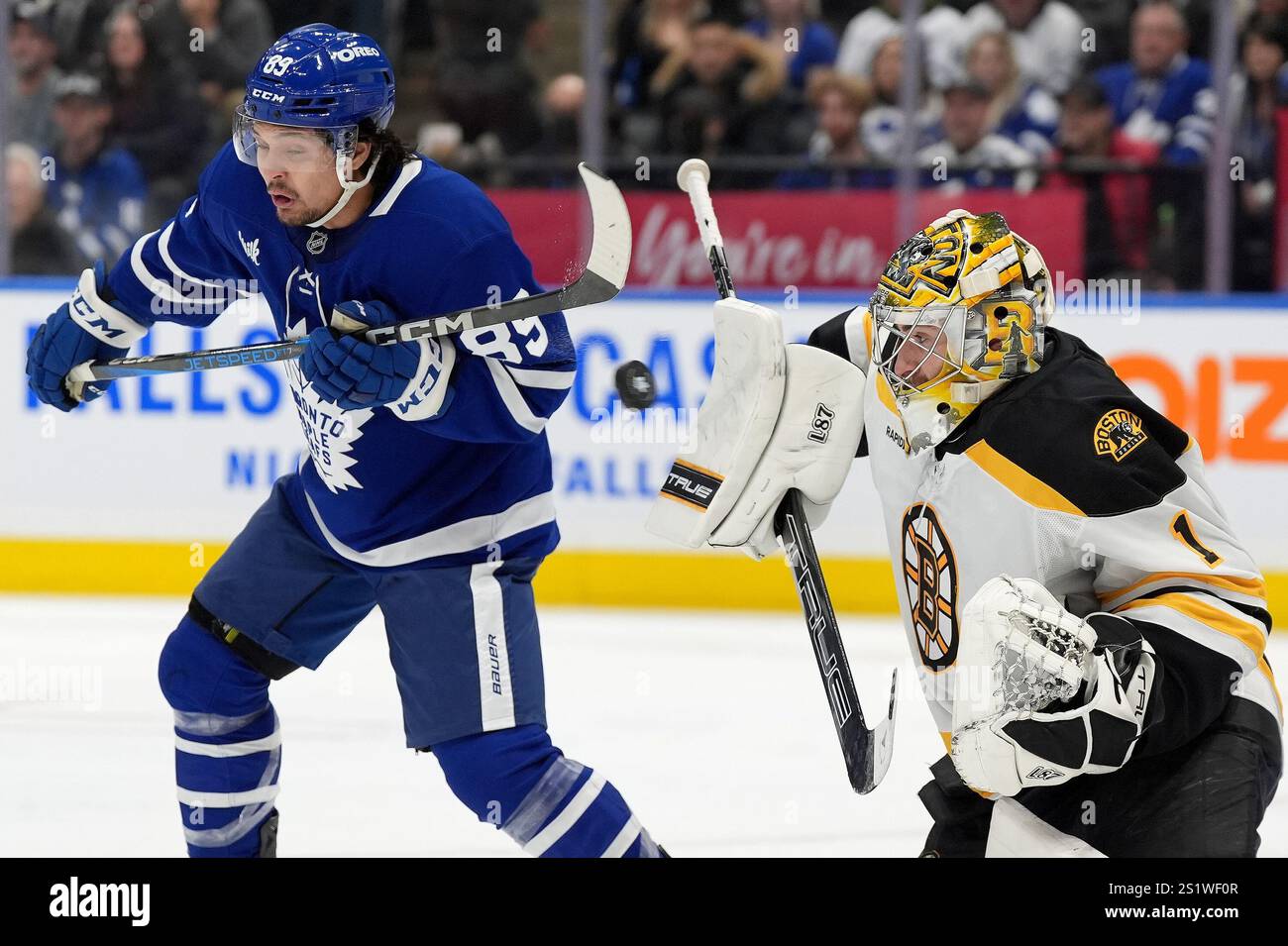 Toronto Maple Leafs left wing Nicholas Robertson (89) tries for a ...