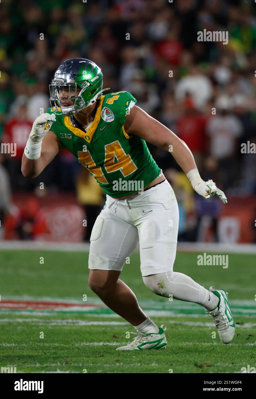 Pasadena, California, USA. 01st Jan, 2025. Oregon Ducks linebacker ...