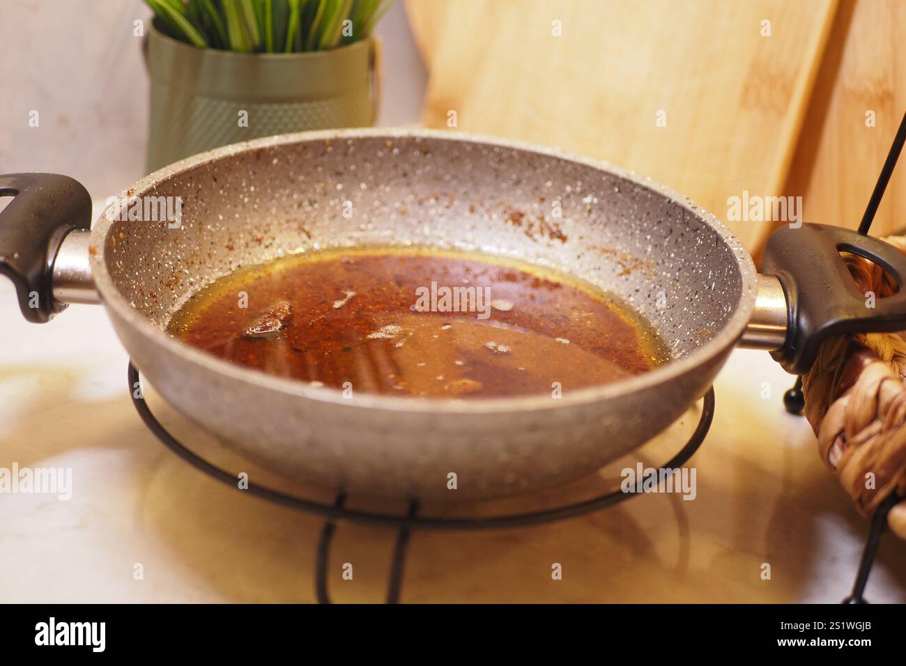 used cooking oil in frying pan Stock Photo - Alamy
