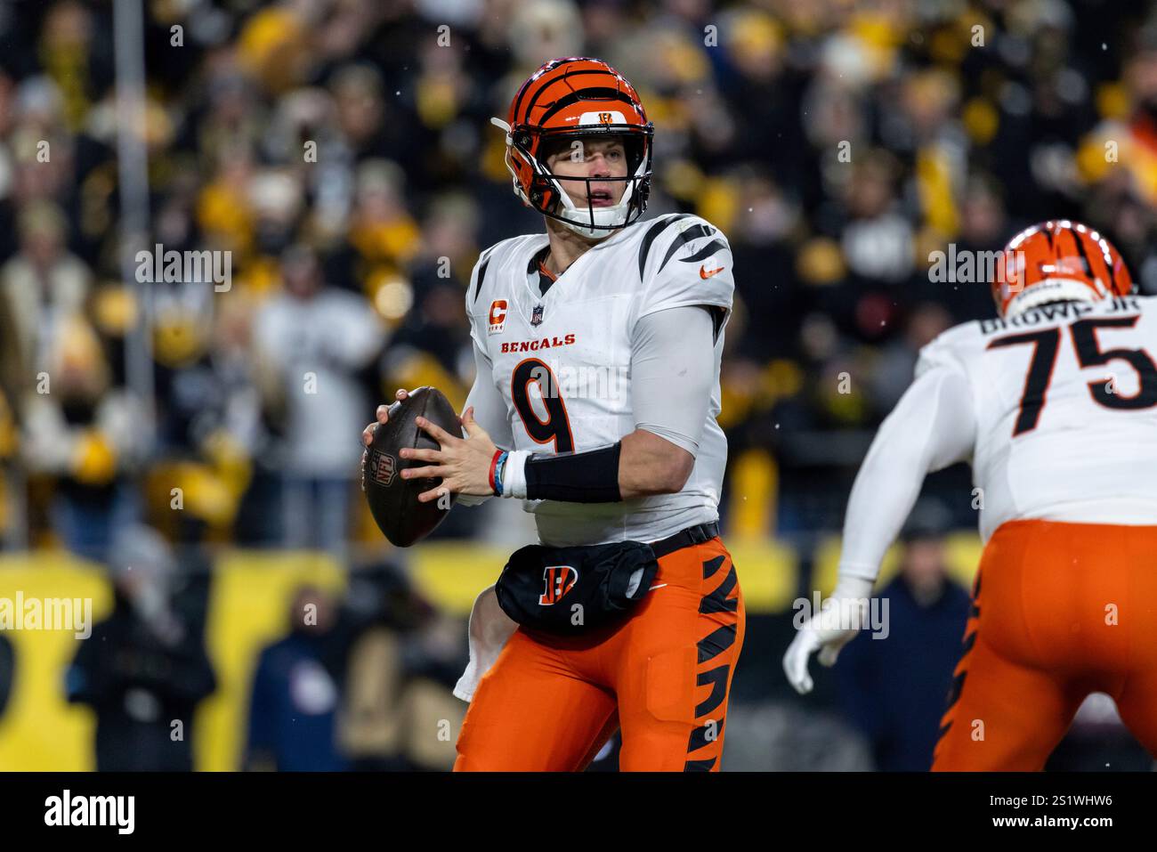 Cincinnati Bengals quarterback Joe Burrow (9) looks to throw during an ...