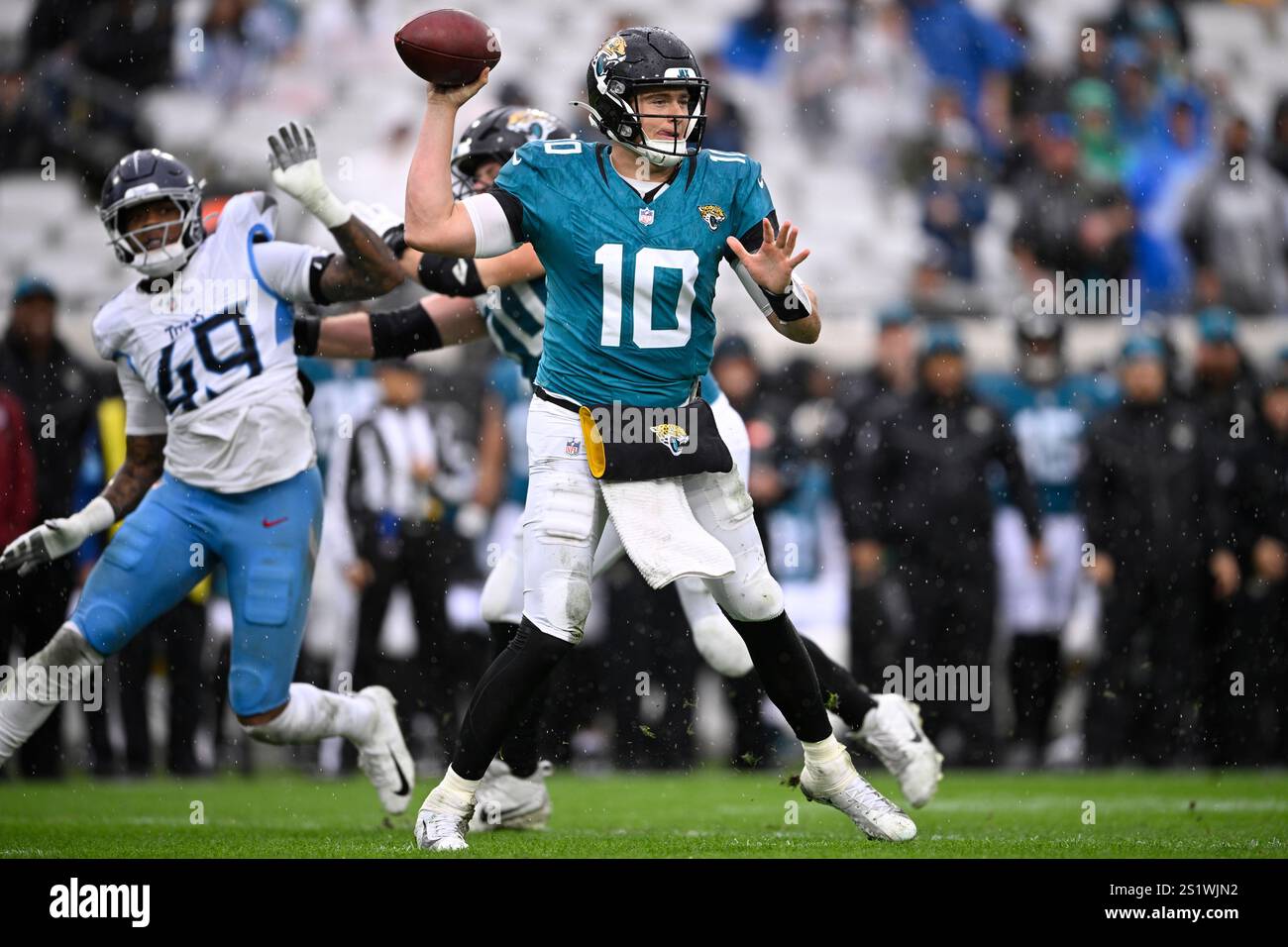 Jacksonville Jaguars quarterback Mac Jones (10) throws a pass during ...