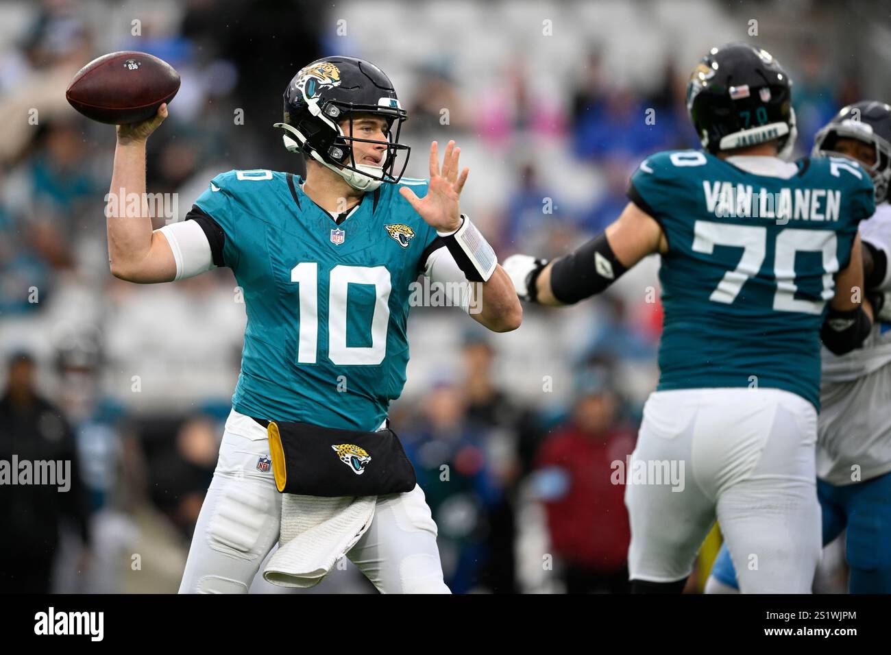 Jacksonville Jaguars quarterback Mac Jones (10) throws a pass during ...