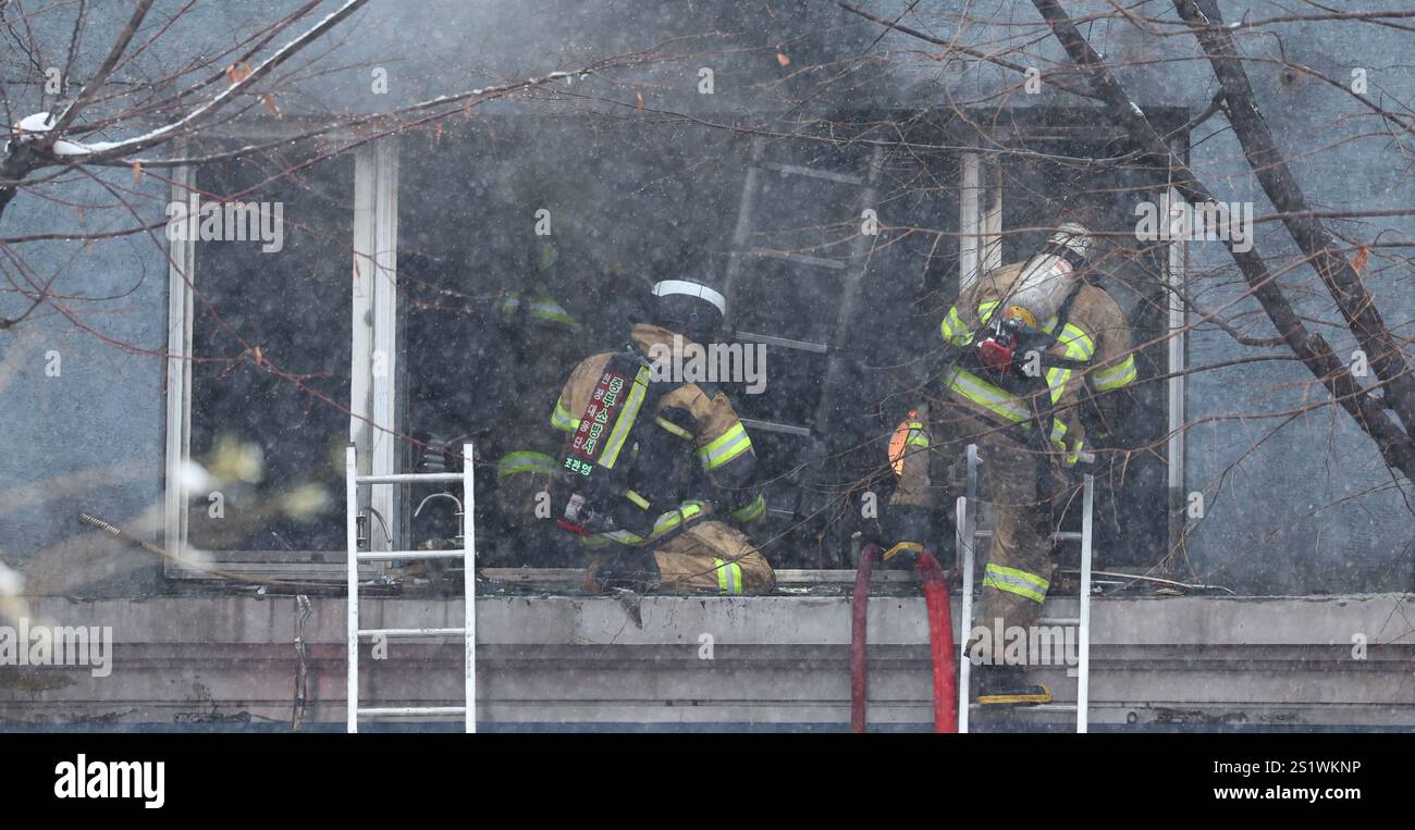 05th Jan, 2025. Fire in central Seoul Firefighters extinguish a fire at ...