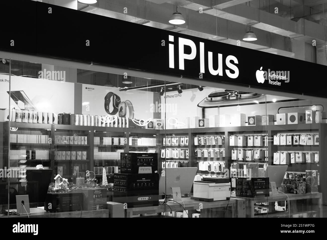 i-Store iPlus, local authorized reseller by Apple company. Signage and ...