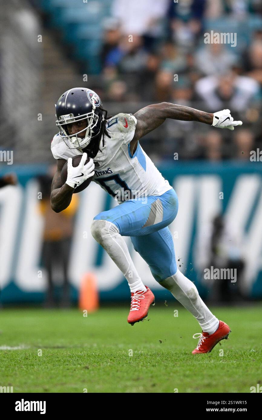 Tennessee Titans wide receiver Calvin Ridley (0) runs after catching a ...