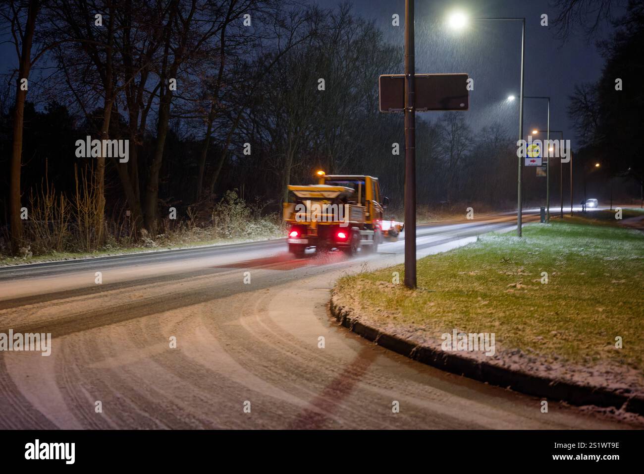 Cologne, Germany. 05th Jan, 2025. A gritting vehicle grits a road ...