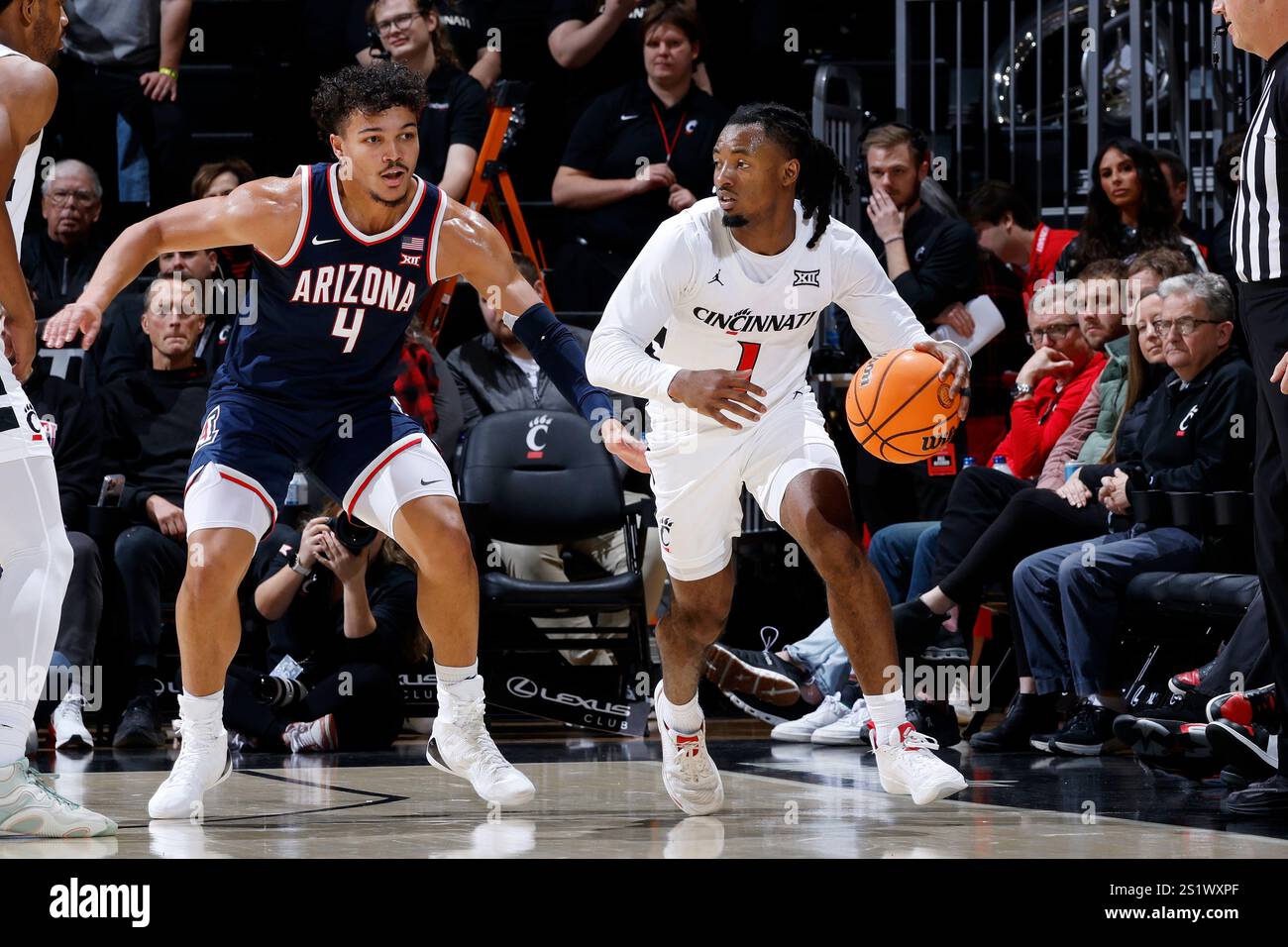 CINCINNATI, OH - JANUARY 04: Cincinnati Bearcats guard Day Day Thomas ...