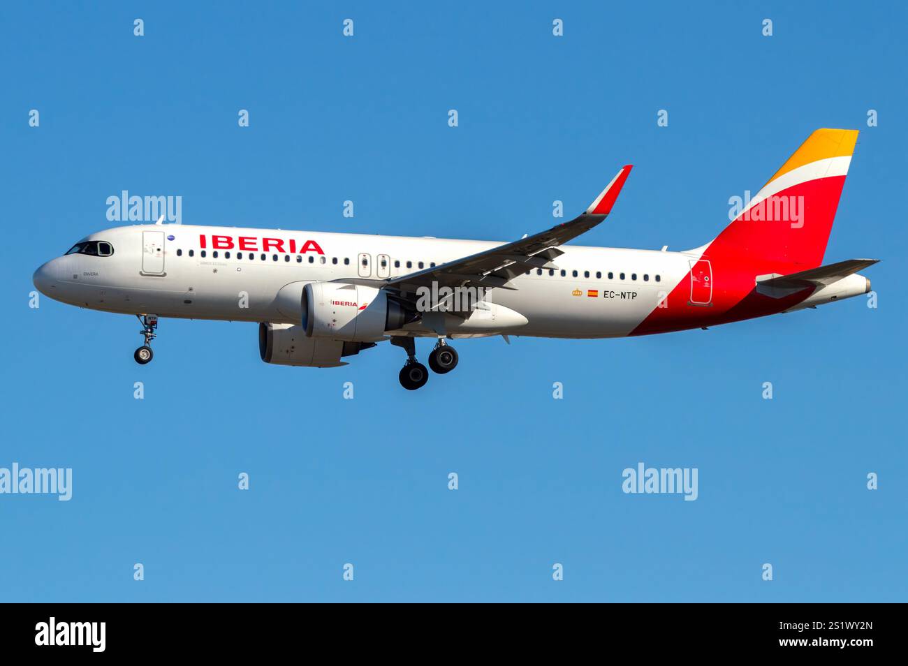 Aeropuerto de Madrid Barajas. Avión de línea moderno Airbus A320 neo de ...