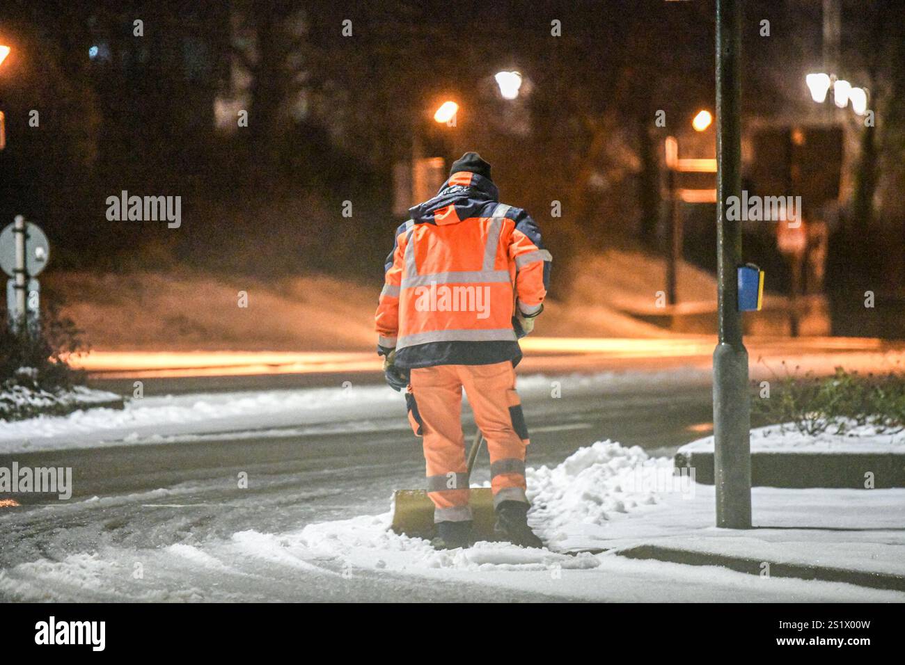 05 January 2025, Baden-Württemberg, Aalen: An employee of the city of ...