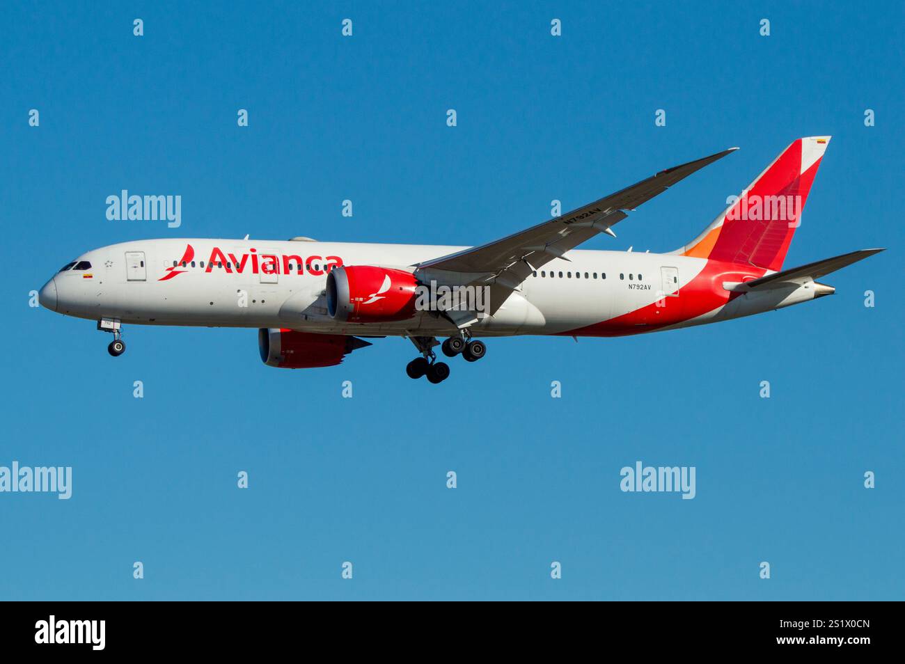 Aeropuerto de Madrid Barajas. Avión de línea Boeing 787 de la aerolínea Avianca aterrizando ...