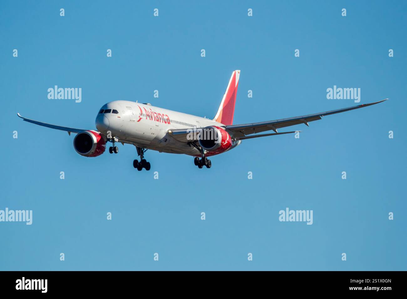 Aeropuerto de Madrid Barajas. Avión de línea Boeing 787 de la aerolínea Avianca aterrizando ...