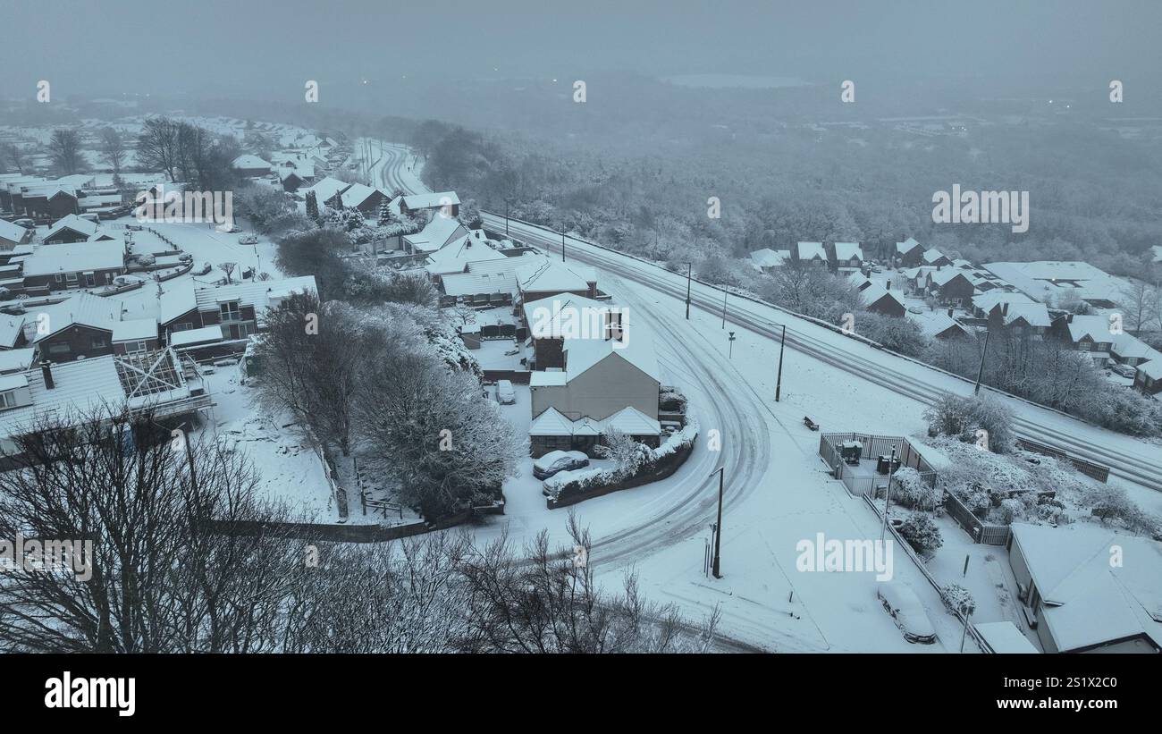 Main roads remains covered in heavy snow as heavy Snow falls in the ...