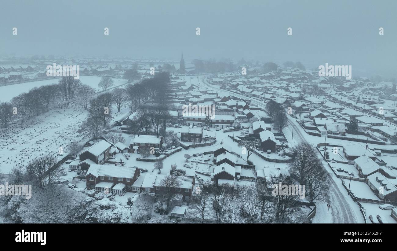 Main roads remains covered in heavy snow as heavy Snow falls in the ...