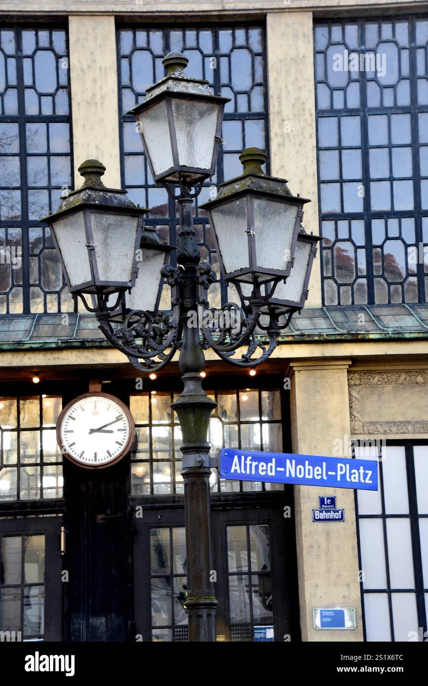 Insel Bahnhofs Uhr Alfred Nobel Platz Lindau Bodensee 04.01.2024 Lindau ...