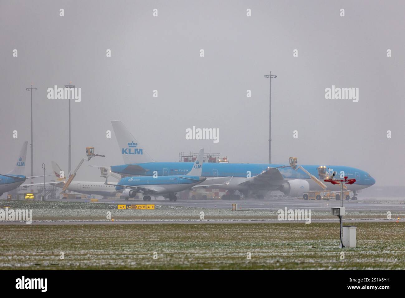 SCHIPHOL - At Schiphol Airport there is a huge queue at the platform ...