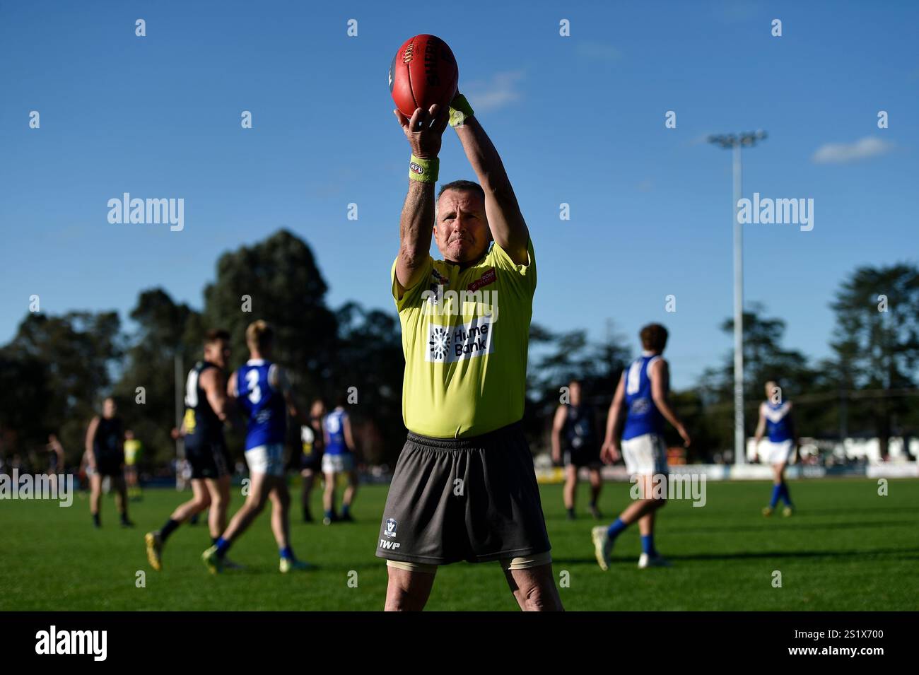 Australian rules umpire throwing ball hi-res stock photography and ...