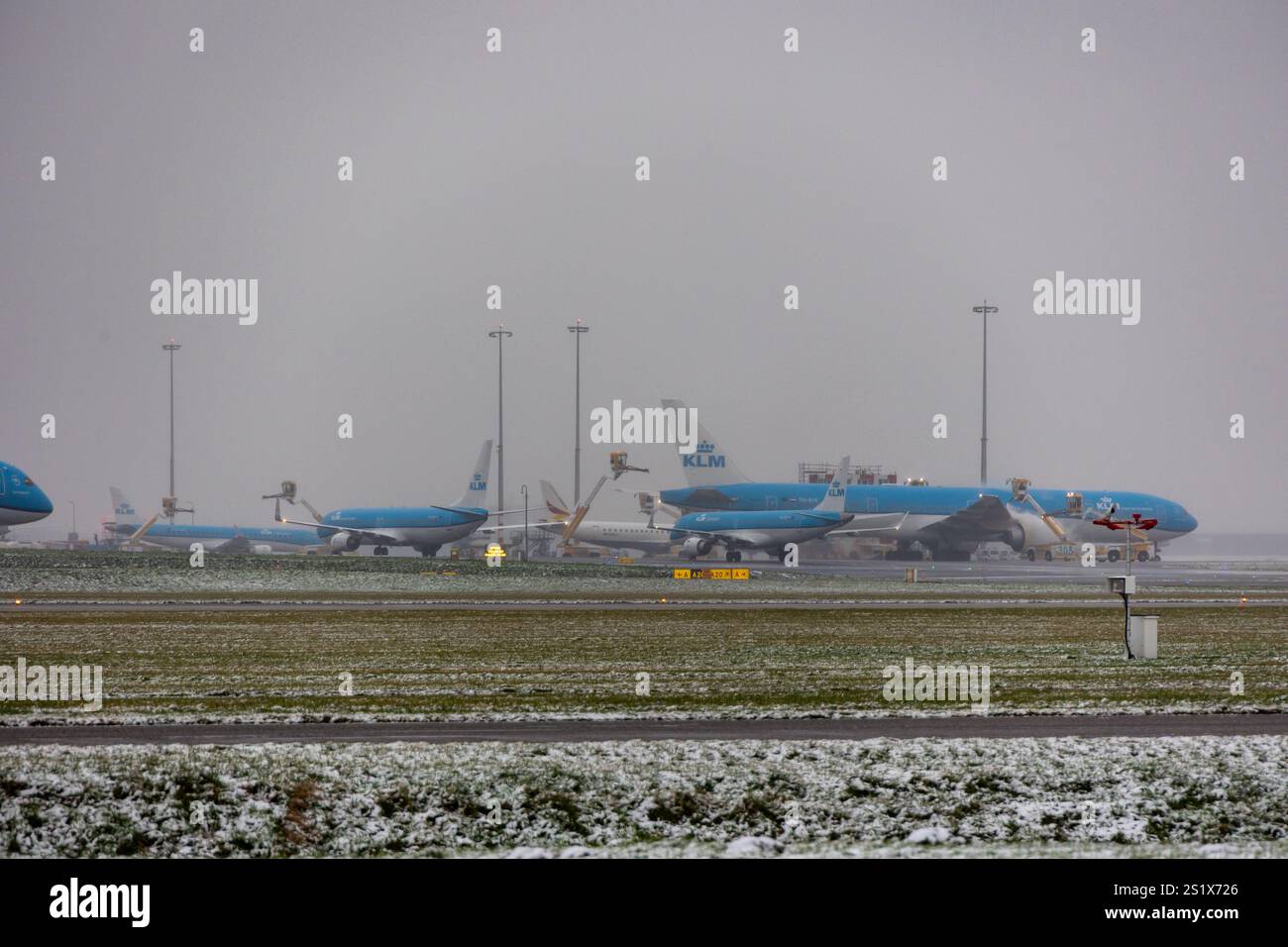 SCHIPHOL - At Schiphol Airport there is a huge queue at the platform ...