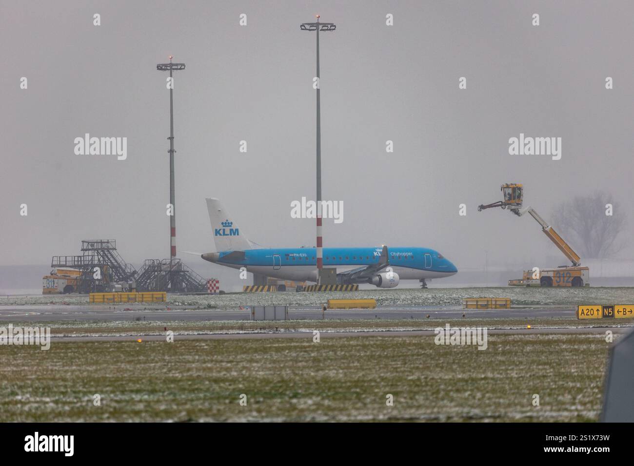 SCHIPHOL - At Schiphol Airport there is a huge queue at the platform ...
