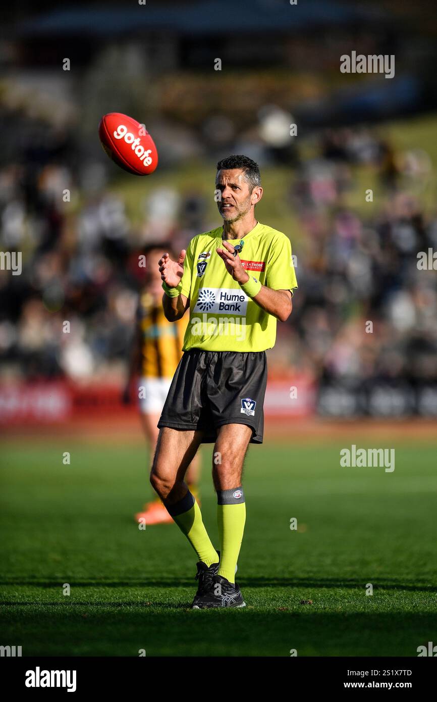 Australian rules umpire hi-res stock photography and images - Alamy