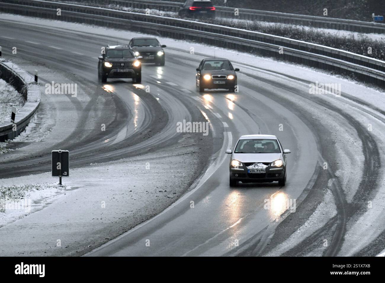 Gelsenkirchen, Germany. 05th Jan, 2025. Cars drive through the slush on ...