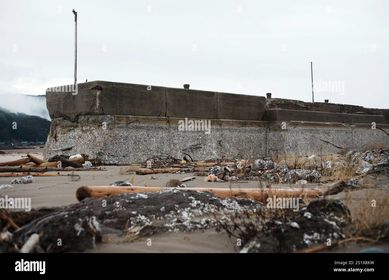 Kuroshima fishing port where the ground was uplifted by the earthquake ...