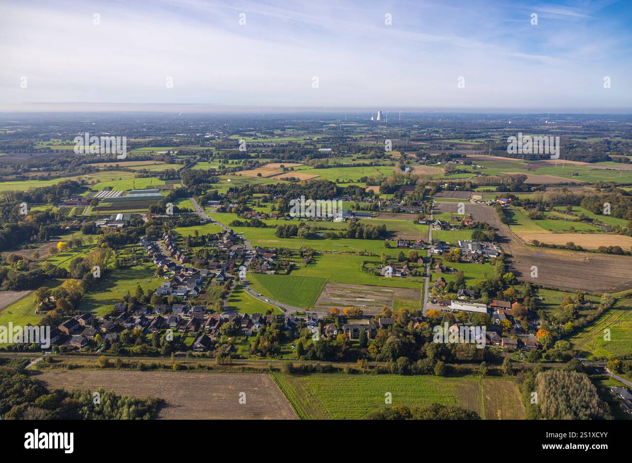Luftbild, Wiesen und Felder mit Blick zum Kraftwerk Lünen, Bork, Selm ...