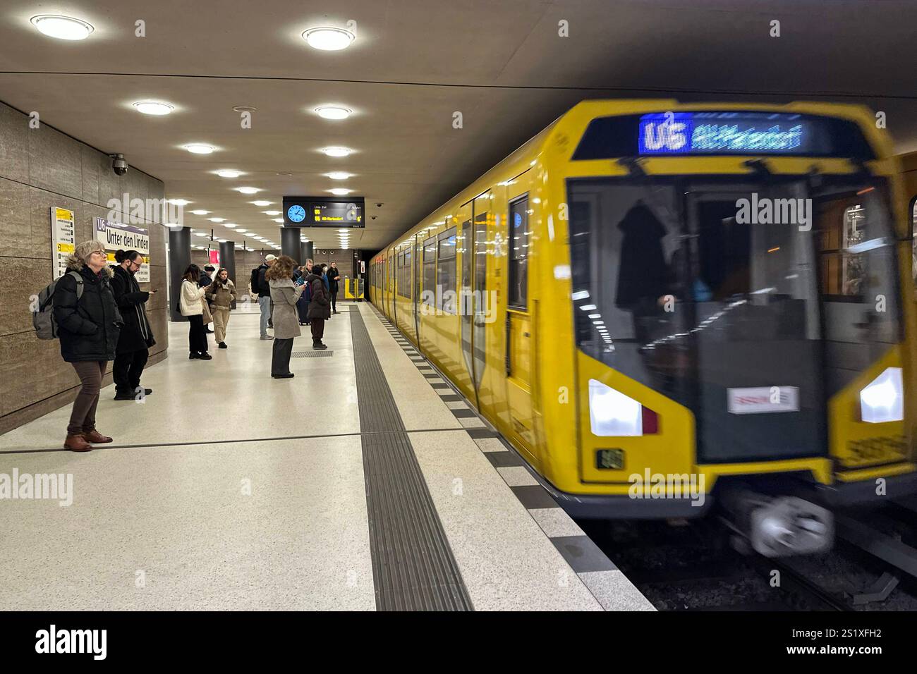 19.12.2024, Berlin, GER - U-Bahn der Linie 6 faehrt im Bahnhof Unter ...