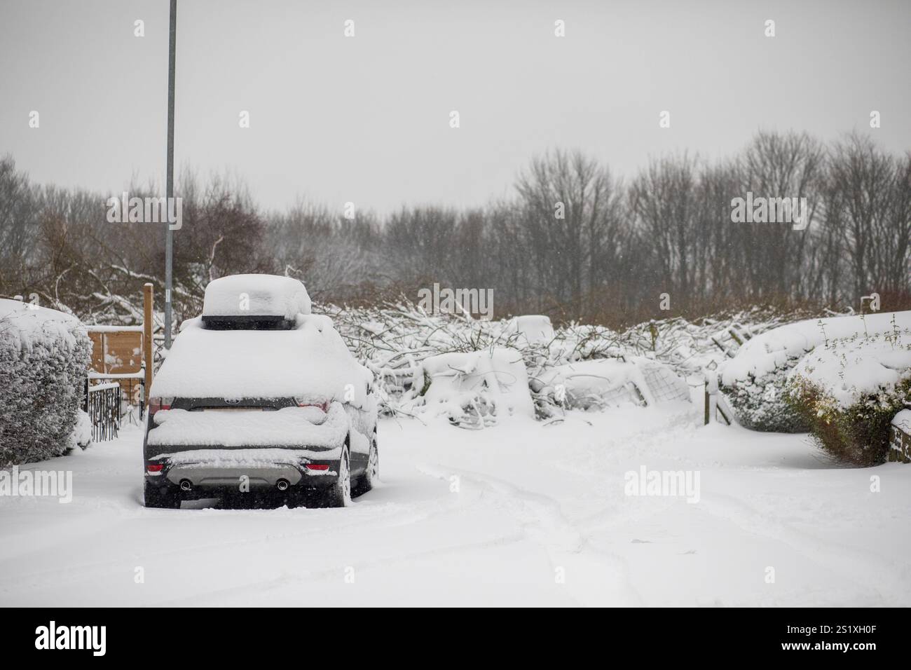 West Yorkshire, UK. 5th Jan, 2025. UK Weather. Heavy overnight snow in ...