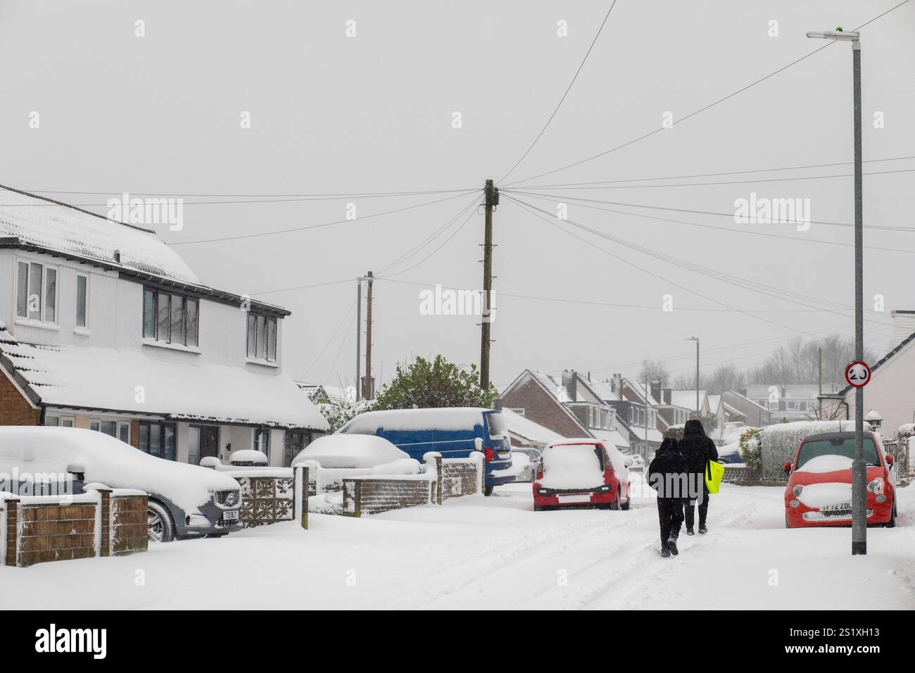 West Yorkshire, UK. 5th Jan, 2025. UK Weather. Heavy overnight snow in ...