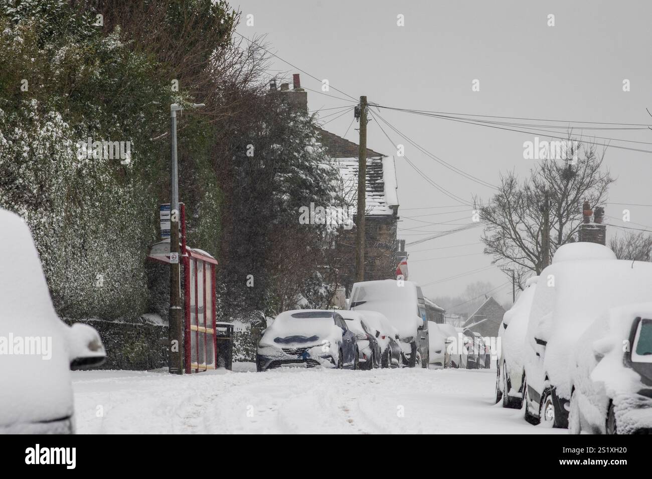 West Yorkshire, UK. 5th Jan, 2025. UK Weather. Heavy overnight snow in ...