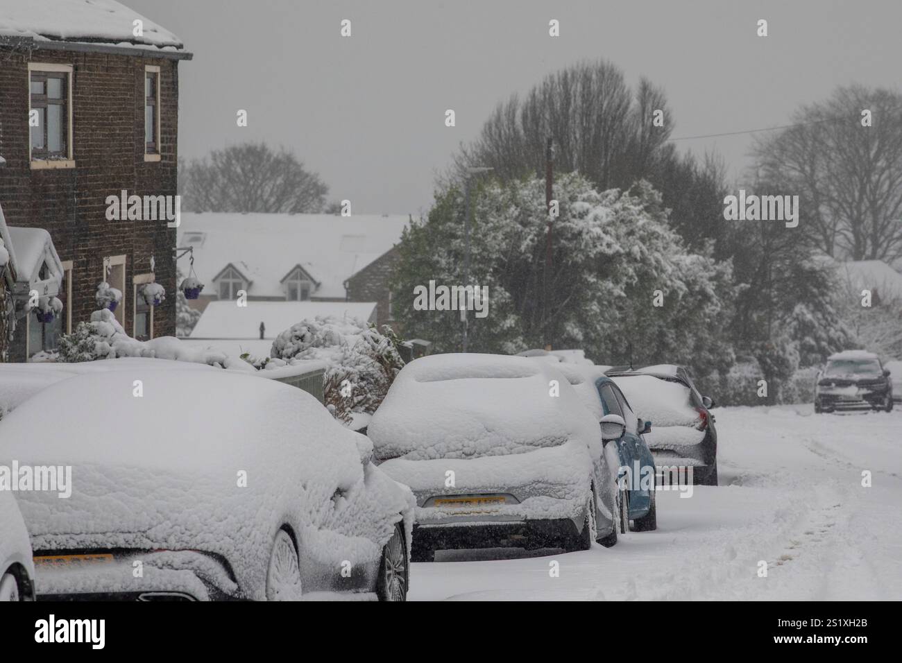 West Yorkshire, UK. 5th Jan, 2025. UK Weather. Heavy overnight snow in ...