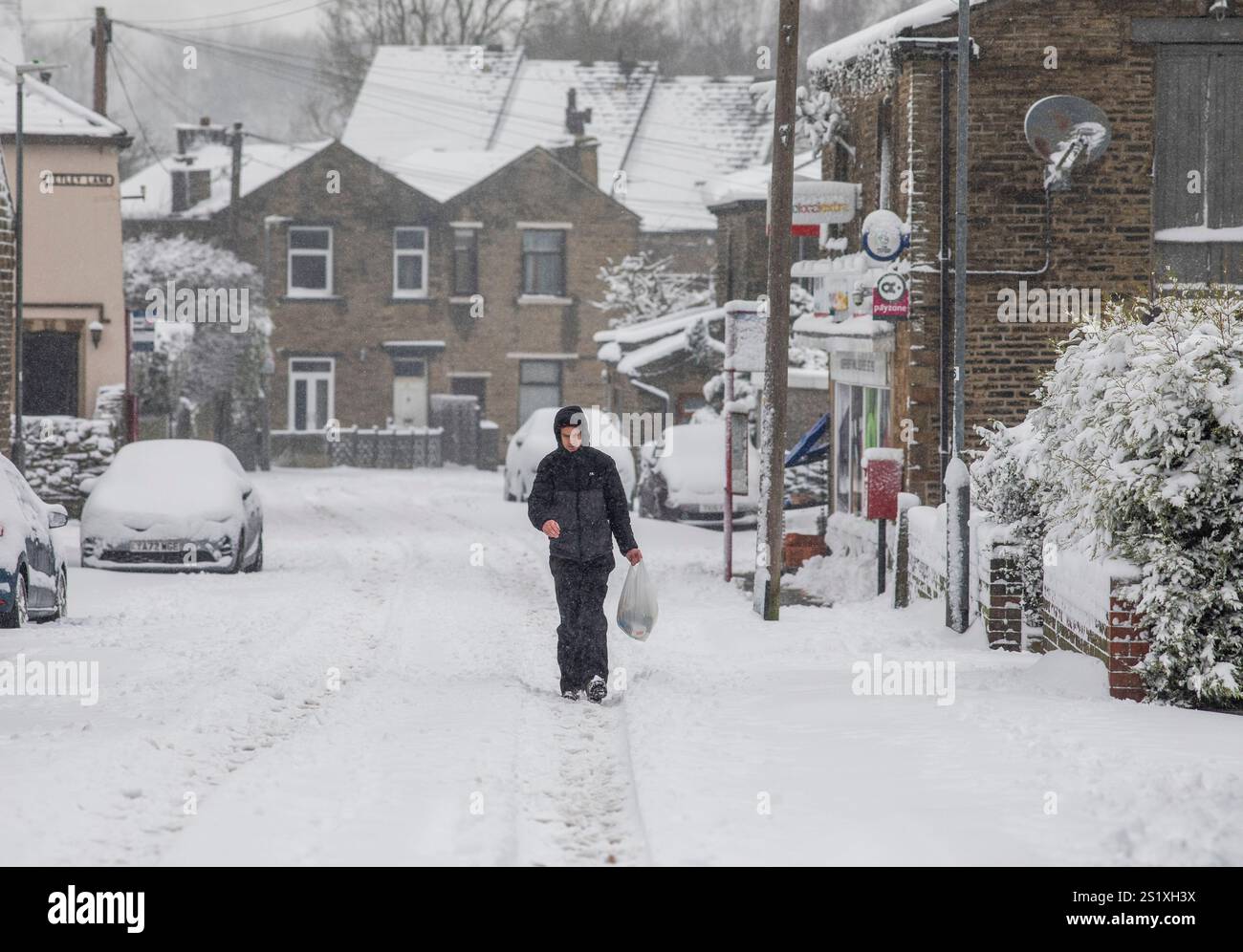 West Yorkshire, UK. 5th Jan, 2025. UK Weather. Heavy overnight snow in ...